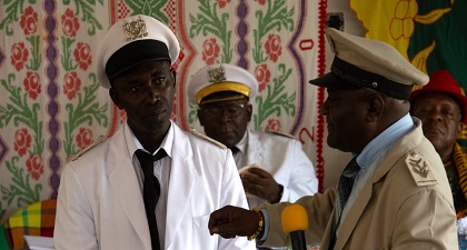 Overdracht van gezag in Santigron – Ampie's Broadcasting Corporation